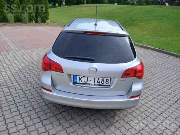 Grey Opel Astra 2016 in Madona, with an engine capacity of 1.60 L and mileage of 366 thousand km for 4595 €, photo 2 on AUTOMOTO.COM.LV