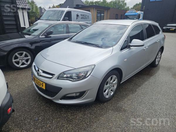 Grey Opel Astra 2016 in Cesis, with an engine capacity of 1.60 L and mileage of 334 thousand km for 4200 €, photo 1 on AUTOMOTO.COM.LV