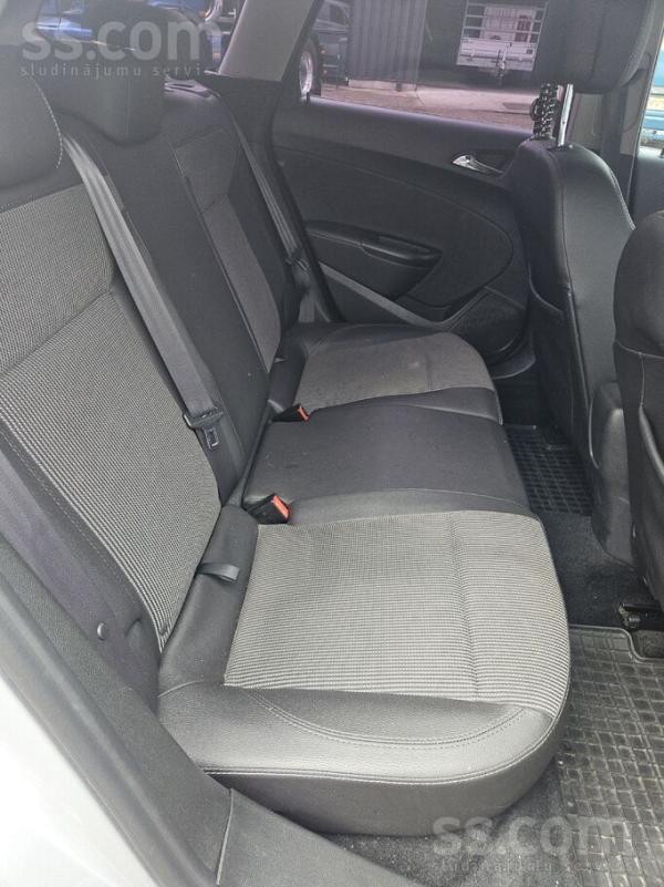Grey Opel Astra 2016 in Cesis, with an engine capacity of 1.60 L and mileage of 334 thousand km for 4200 €, photo 4 on AUTOMOTO.COM.LV