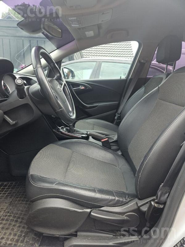 Grey Opel Astra 2016 in Cesis, with an engine capacity of 1.60 L and mileage of 334 thousand km for 4200 €, photo 5 on AUTOMOTO.COM.LV