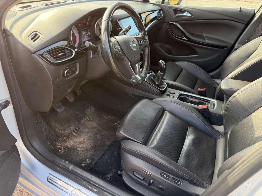 Grey Opel Astra 2016 in Raseiniai, with an engine capacity of 1.60 L and mileage of 280 thousand km for 4900 €, photo 11 on AUTOMOTO.COM.LV