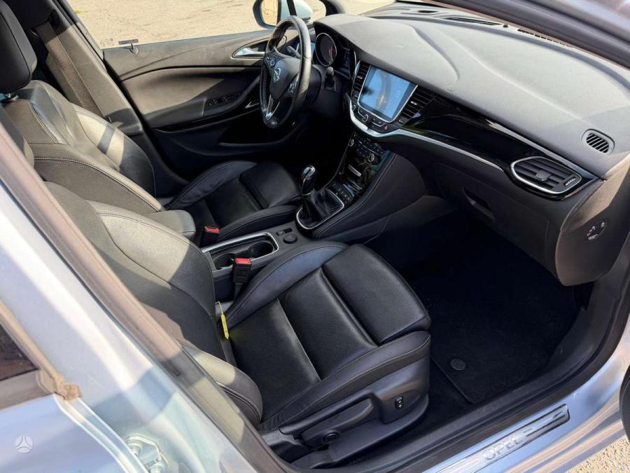 Grey Opel Astra 2016 in Raseiniai, with an engine capacity of 1.60 L and mileage of 280 thousand km for 4900 €, photo 13 on AUTOMOTO.COM.LV