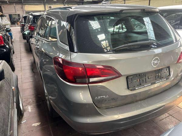 Grey Opel Astra 2017 in Siauliai, with an engine capacity of 1.60 L and mileage of 163 thousand km for 5600 €, photo 5 on AUTOMOTO.COM.LV