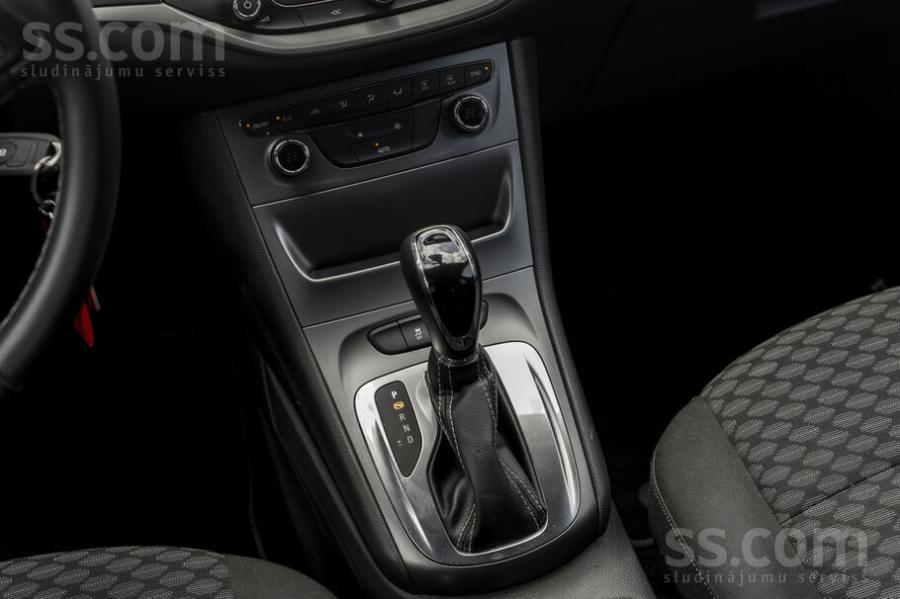 Grey Opel Astra 2017 in Riga, with an engine capacity of 1.60 L and mileage of 192 thousand km for 8650 €, photo 12 on AUTOMOTO.COM.LV
