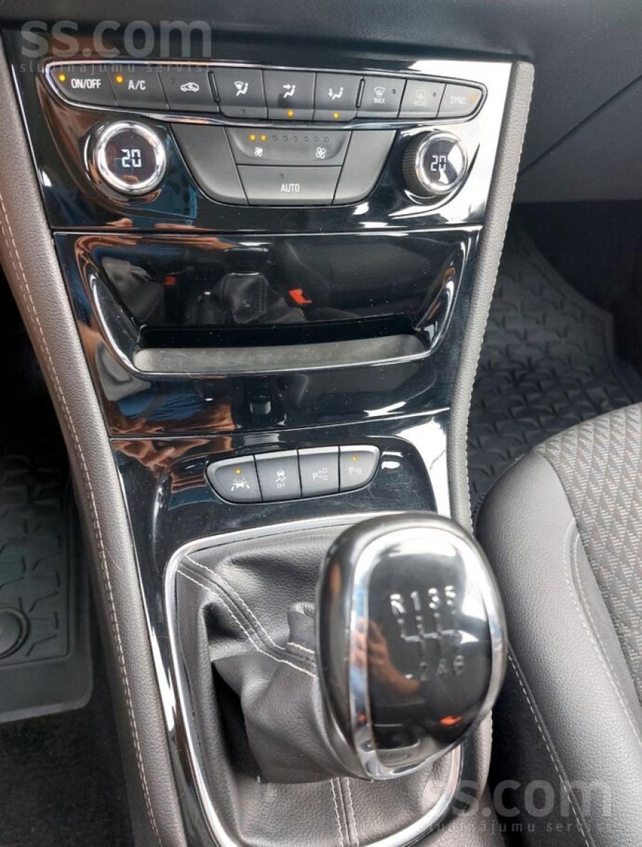 Grey Opel Astra 2017 in Riga, with an engine capacity of 1.40 L and mileage of 178 thousand km for 7200 €, photo 8 on AUTOMOTO.COM.LV