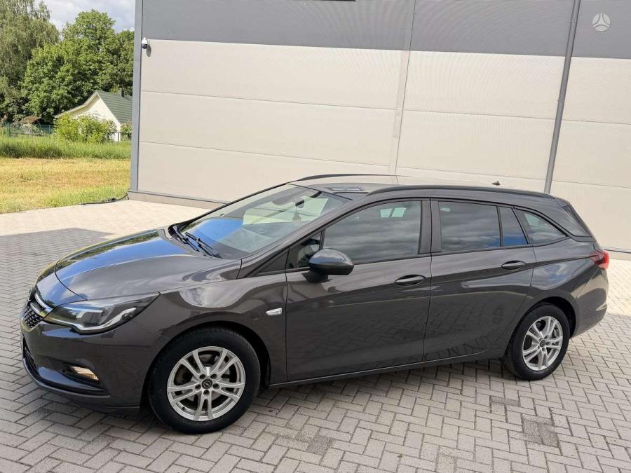 Grey Opel Astra 2017 in Vilnius, with an engine capacity of 1.60 L and mileage of 169 thousand km for 4900 €, photo 8 on AUTOMOTO.COM.LV