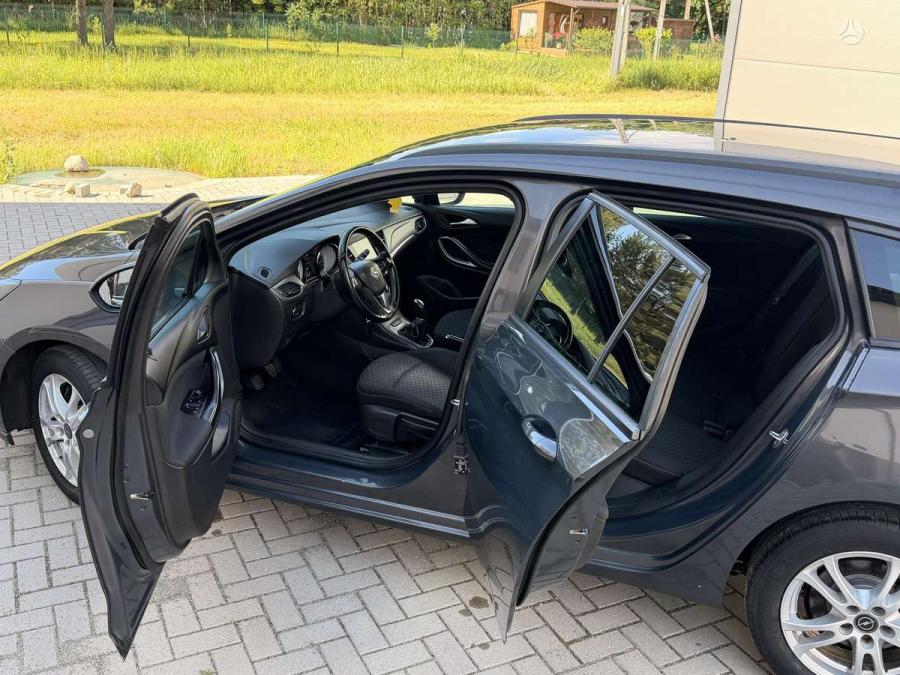 Grey Opel Astra 2017 in Vilnius, with an engine capacity of 1.60 L and mileage of 169 thousand km for 4900 €, photo 19 on AUTOMOTO.COM.LV