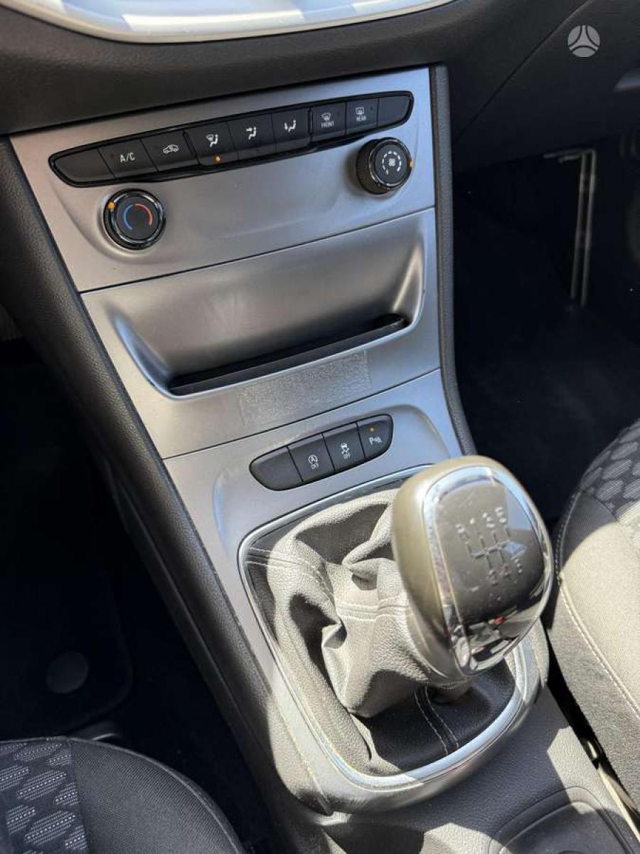 Grey Opel Astra 2018 in Klaipeda, with an engine capacity of 1.60 L and mileage of 203 thousand km for 5700 €, photo 15 on AUTOMOTO.COM.LV