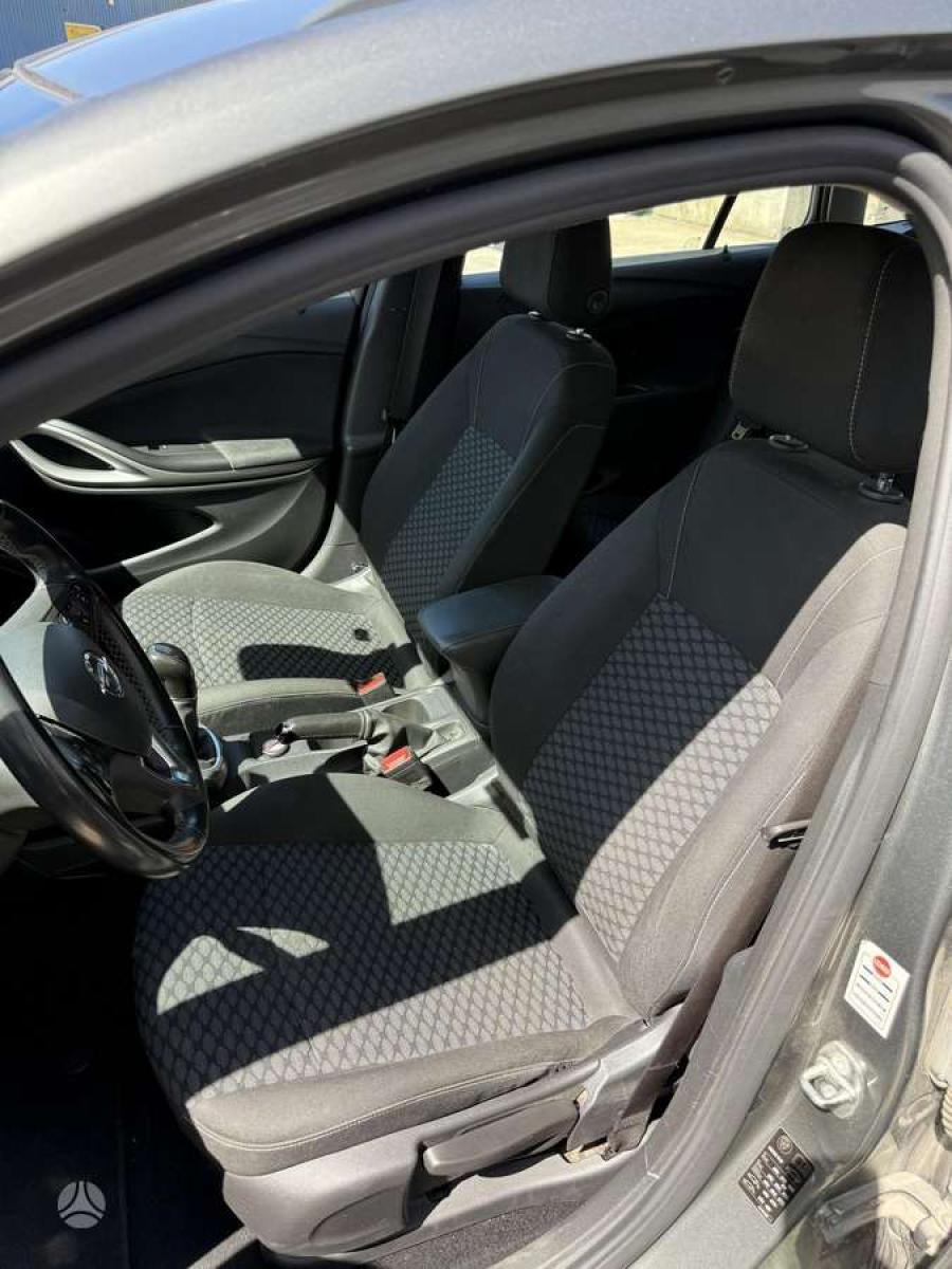 Grey Opel Astra 2018 in Klaipeda, with an engine capacity of 1.60 L and mileage of 203 thousand km for 5700 €, photo 18 on AUTOMOTO.COM.LV