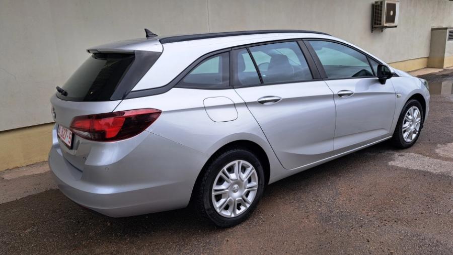 Grey Opel Astra 2018 in Riga, with an engine capacity of 1.60 L and mileage of 235 thousand km for 6550 €, photo 8 on AUTOMOTO.COM.LV