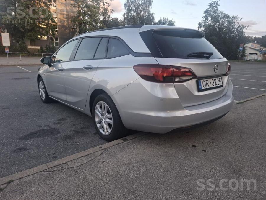 Grey Opel Astra 2018 in Riga, with an engine capacity of 1.60 L and mileage of 202 thousand km for 5600 €, photo 3 on AUTOMOTO.COM.LV