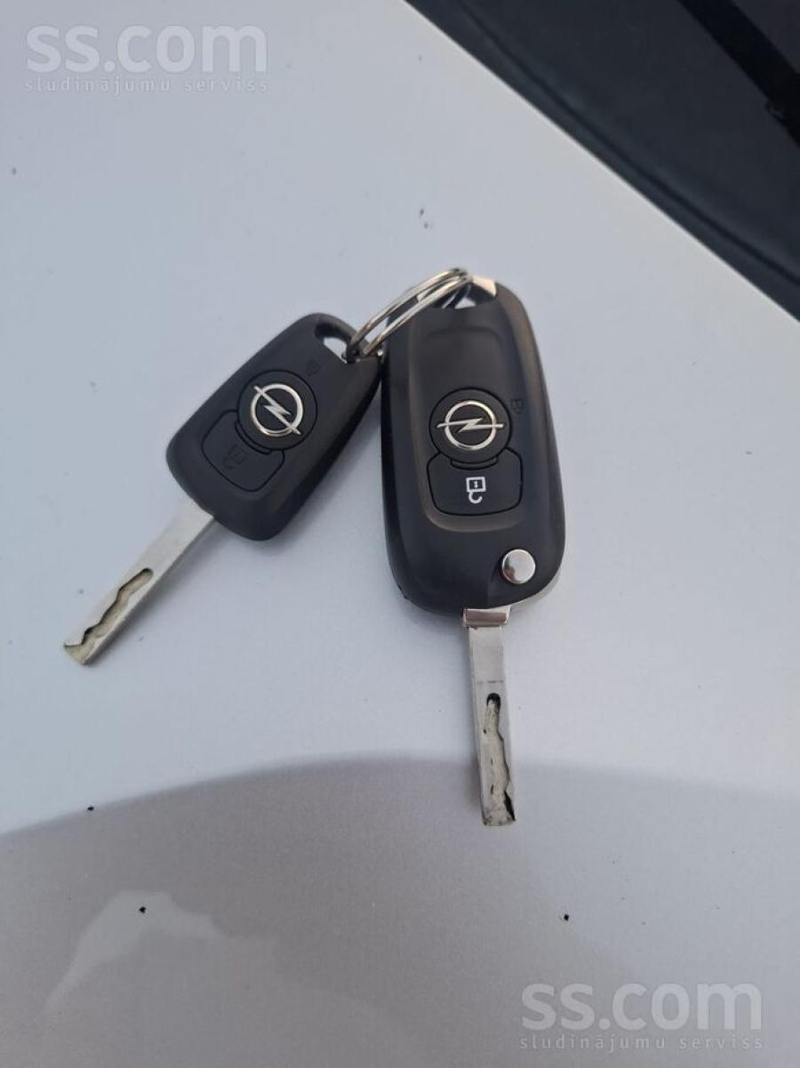 Grey Opel Astra 2018 in Riga, with an engine capacity of 1.60 L and mileage of 202 thousand km for 5600 €, photo 4 on AUTOMOTO.COM.LV