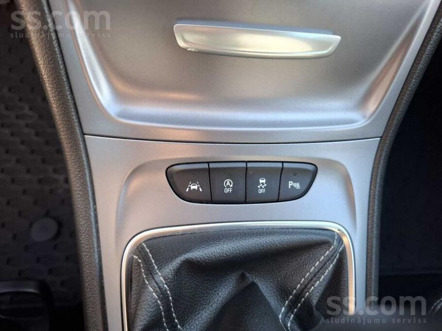 Grey Opel Astra 2018 in Riga, with an engine capacity of 1.60 L and mileage of 202 thousand km for 5600 €, photo 8 on AUTOMOTO.COM.LV