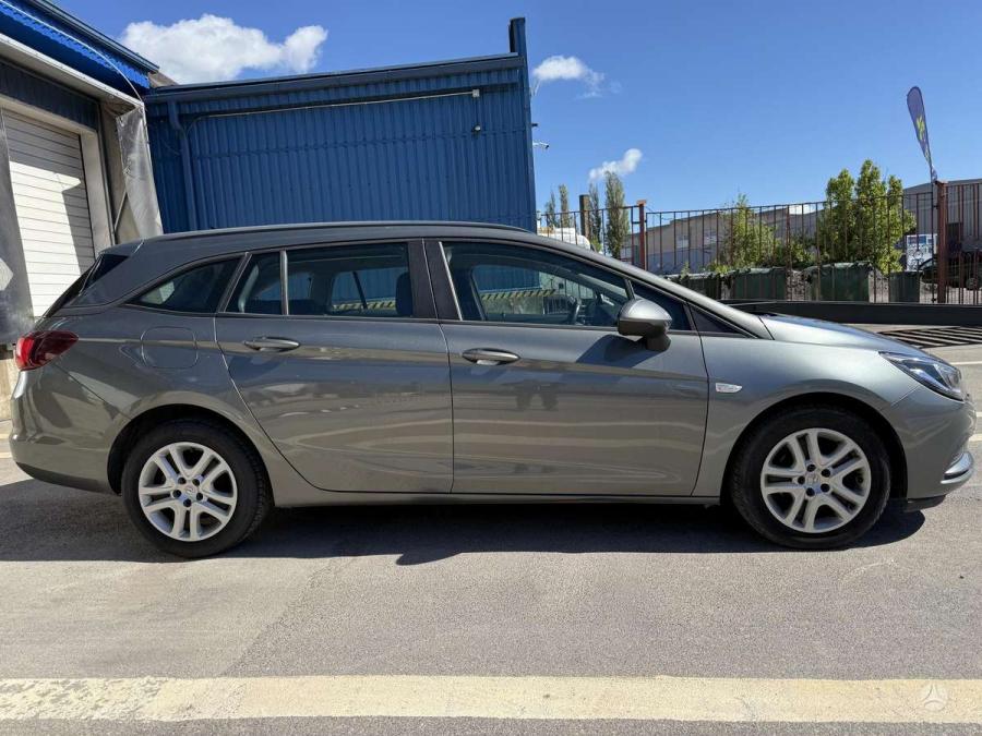Grey Opel Astra 2018 in Klaipeda, with an engine capacity of 1.60 L and mileage of 218 thousand km for 4900 €, photo 4 on AUTOMOTO.COM.LV