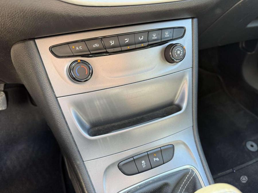 Grey Opel Astra 2018 in Klaipeda, with an engine capacity of 1.60 L and mileage of 218 thousand km for 4900 €, photo 14 on AUTOMOTO.COM.LV