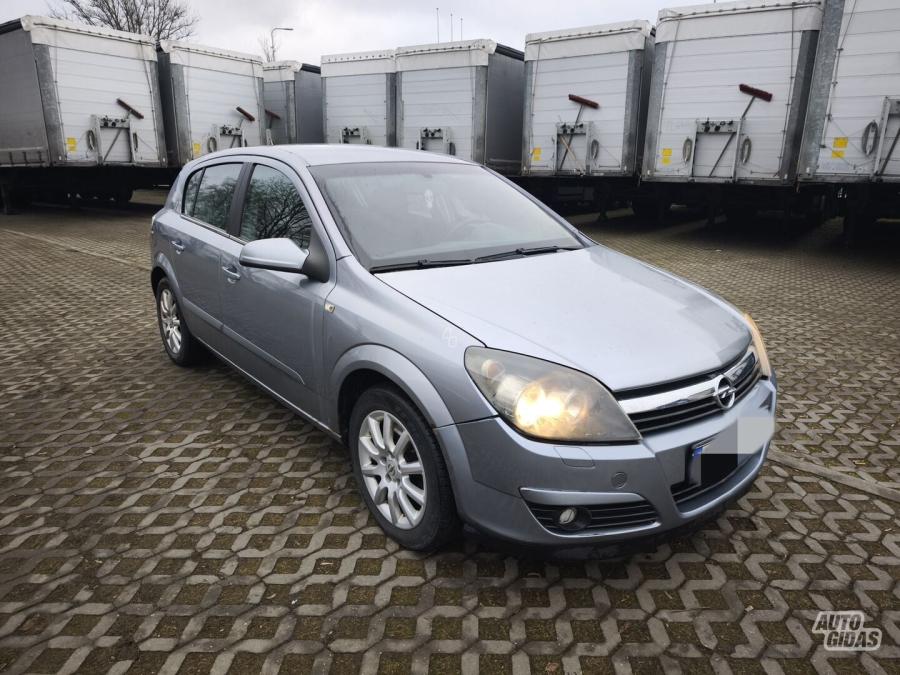 Opel Astra 2005 in Vilnius, with an engine capacity of 1.90 L and mileage of 258 thousand km for 890 €, photo 3 on AUTOMOTO.COM.LV