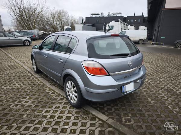Opel Astra 2005 in Vilnius, with an engine capacity of 1.90 L and mileage of 258 thousand km for 890 €, photo 7 on AUTOMOTO.COM.LV