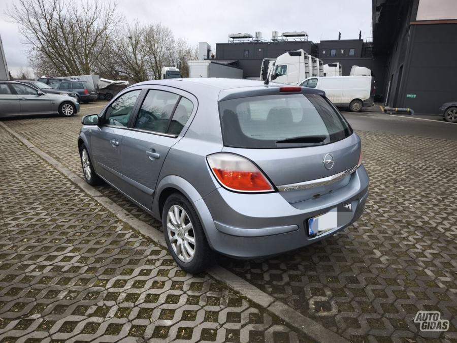 Opel Astra 2005 in Vilnius, with an engine capacity of 1.90 L and mileage of 258 thousand km for 890 €, photo 7 on AUTOMOTO.COM.LV