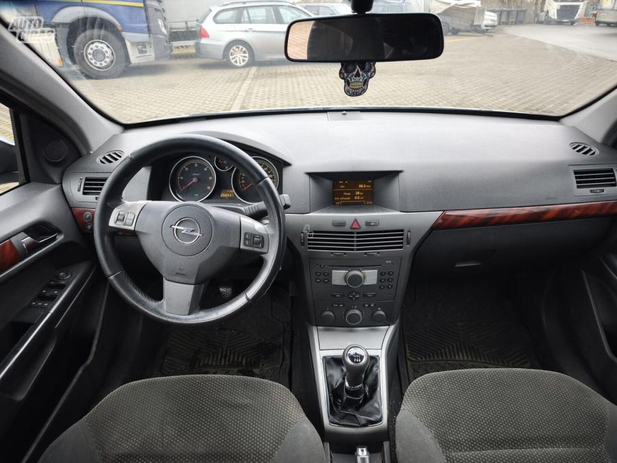 Opel Astra 2005 in Vilnius, with an engine capacity of 1.90 L and mileage of 258 thousand km for 890 €, photo 9 on AUTOMOTO.COM.LV
