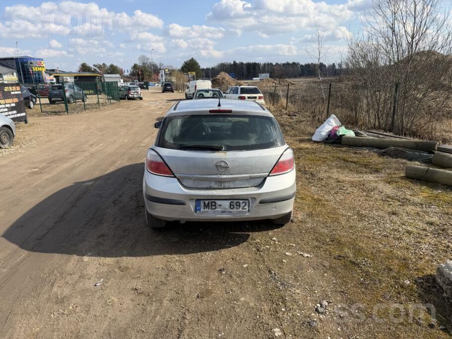 Opel Astra 2005 in Cesis, with an engine capacity of 1.60 L and mileage of 248 thousand km for 940 €, photo 4 on AUTOMOTO.COM.LV