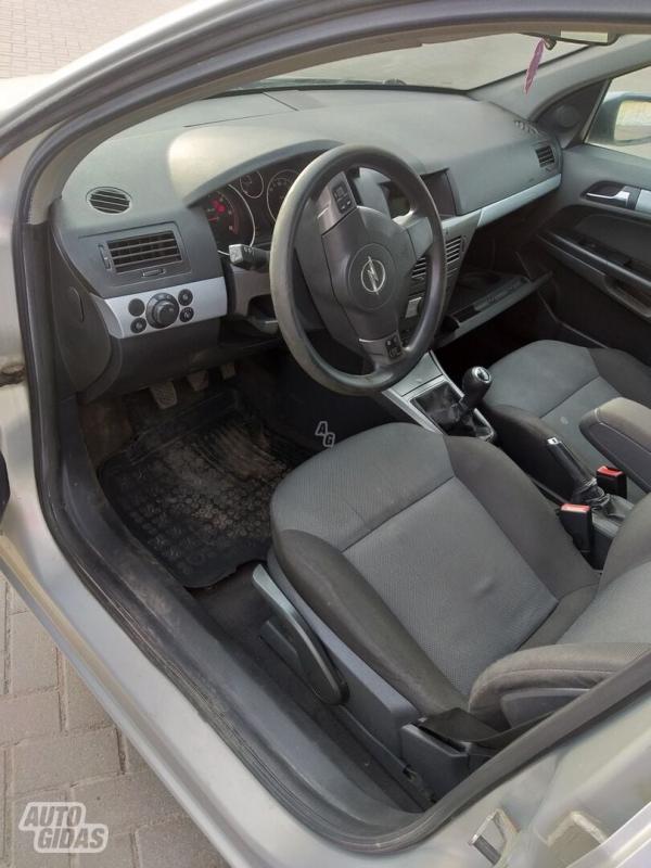 Opel Astra 2005 in Vilnius, with an engine capacity of 1.70 L and mileage of 295 thousand km for 599 €, photo 3 on AUTOMOTO.COM.LV