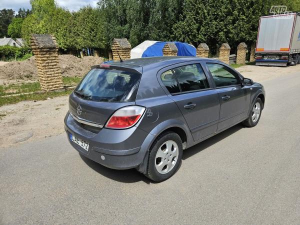 Opel Astra 2005 in Prienai, with an engine capacity of 1.60 L and mileage of 261 thousand km for 888 €, photo 5 on AUTOMOTO.COM.LV