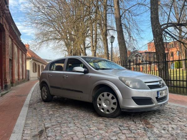 Opel Astra 2005 in Cesis, with an engine capacity of 1.60 L and mileage of 250 thousand km for 990 €, photo 2 on AUTOMOTO.COM.LV