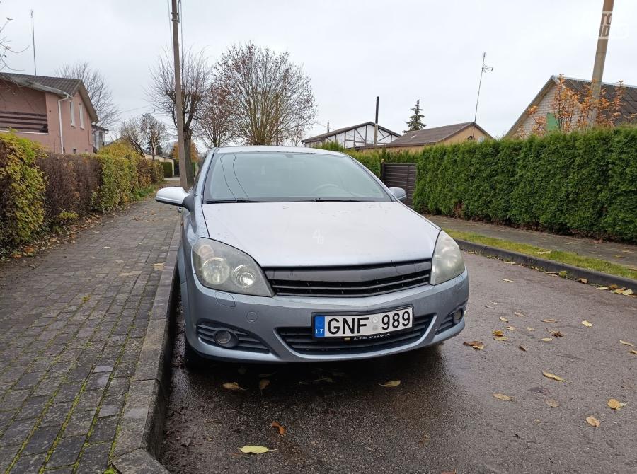 Opel Astra 2005 in Naujoji Akmene, with an engine capacity of 1.90 L and mileage of 263 thousand km for 990 €, photo 3 on AUTOMOTO.COM.LV