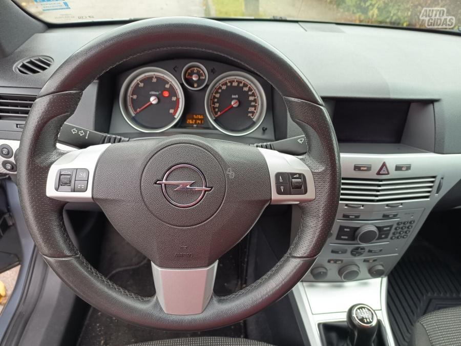 Opel Astra 2005 in Naujoji Akmene, with an engine capacity of 1.90 L and mileage of 263 thousand km for 990 €, photo 7 on AUTOMOTO.COM.LV