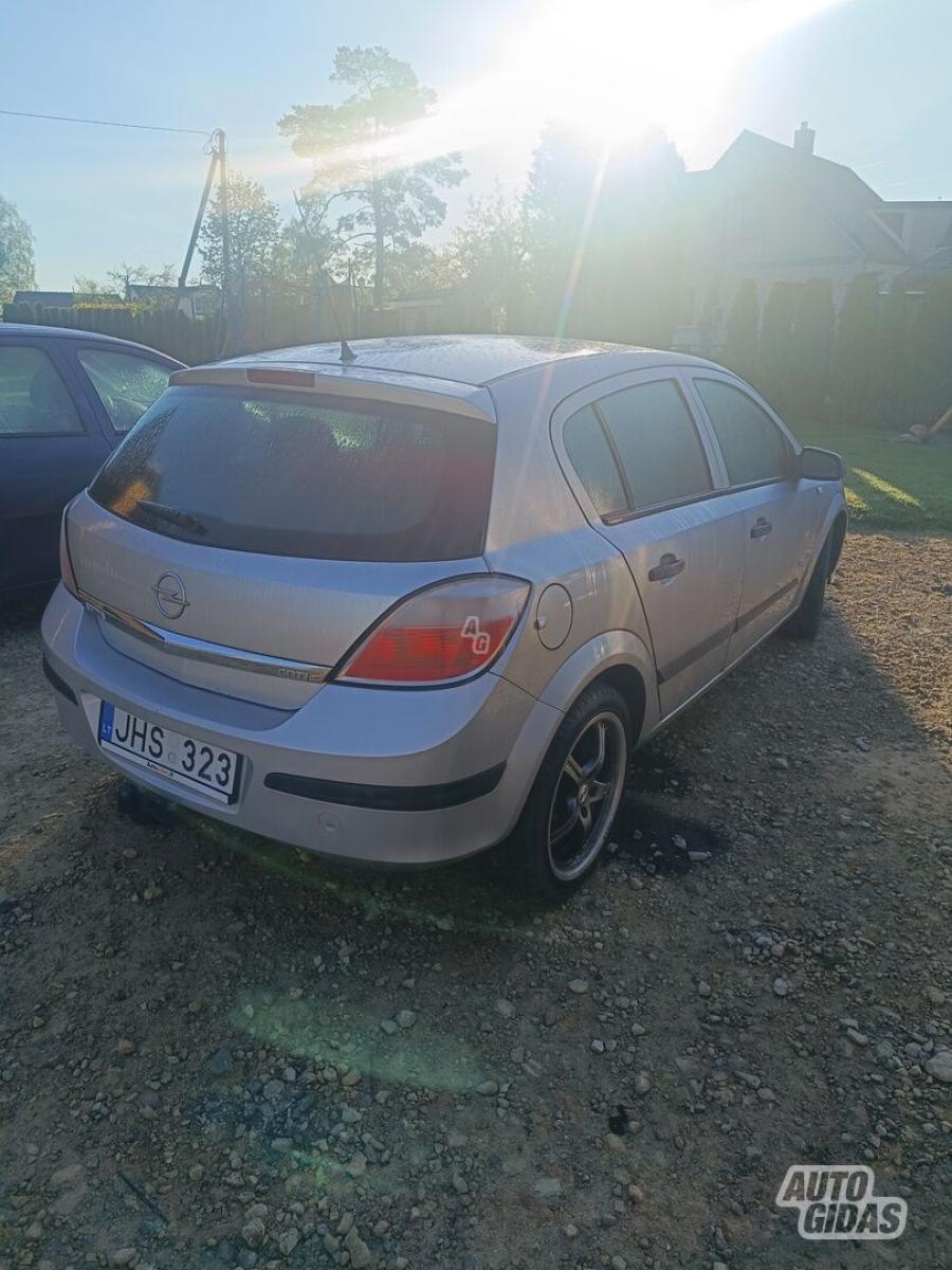 Opel Astra 2006 in Sakiai, with an engine capacity of 1.30 L and mileage of 300 thousand km for 750 €, photo 5 on AUTOMOTO.COM.LV