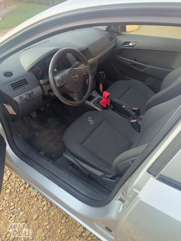 Opel Astra 2006 in Sakiai, with an engine capacity of 1.30 L and mileage of 300 thousand km for 750 €, photo 6 on AUTOMOTO.COM.LV