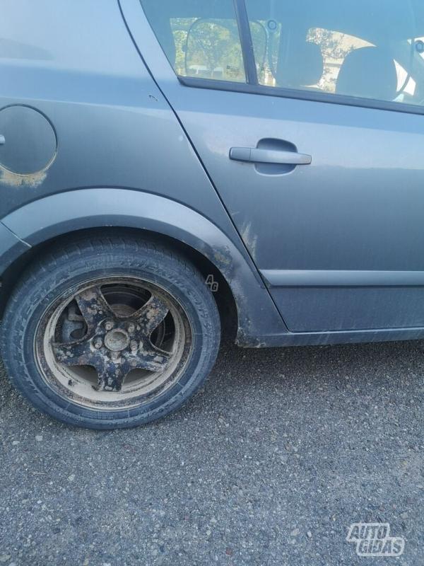 Opel Astra 2006 in Sakiai, with an engine capacity of 1.90 L and mileage of 225 thousand km for 550 €, photo 8 on AUTOMOTO.COM.LV