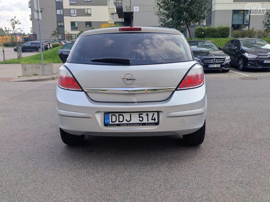 Opel Astra 2006 in Vilnius, with an engine capacity of 1.60 L and mileage of 201 thousand km for 1750 €, photo 8 on AUTOMOTO.COM.LV