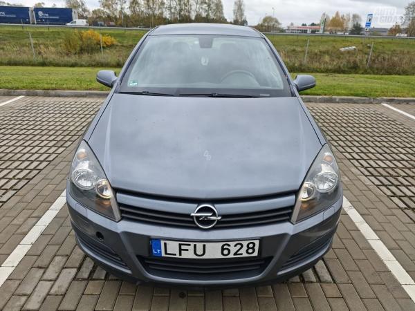 Opel Astra 2006 in Vilnius, with an engine capacity of 1.90 L and mileage of 334 thousand km for 990 €, photo 4 on AUTOMOTO.COM.LV