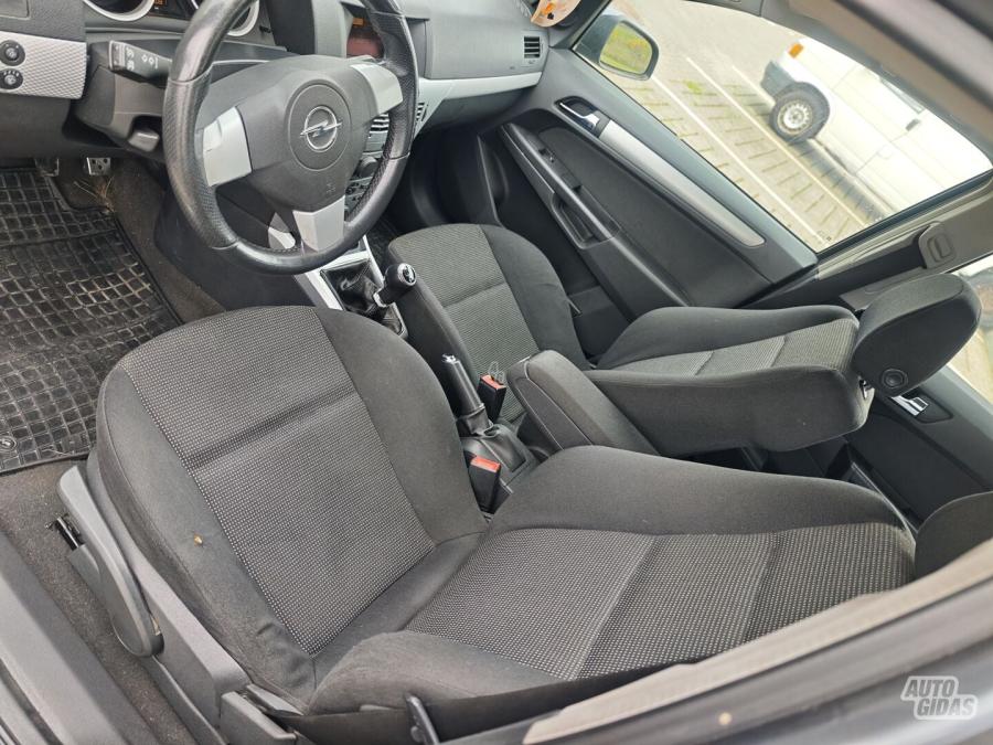 Opel Astra 2006 in Vilnius, with an engine capacity of 1.90 L and mileage of 334 thousand km for 990 €, photo 11 on AUTOMOTO.COM.LV