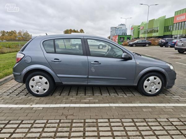 Opel Astra 2006 in Vilnius, with an engine capacity of 1.90 L and mileage of 334 thousand km for 990 €, photo 9 on AUTOMOTO.COM.LV