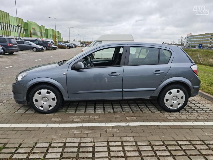 Opel Astra 2006 in Vilnius, with an engine capacity of 1.90 L and mileage of 334 thousand km for 990 €, photo 10 on AUTOMOTO.COM.LV