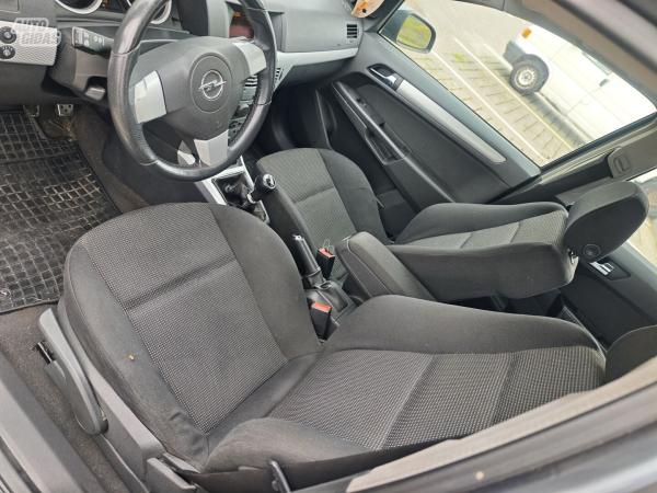 Opel Astra 2006 in Vilnius, with an engine capacity of 1.90 L and mileage of 334 thousand km for 990 €, photo 11 on AUTOMOTO.COM.LV
