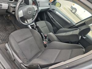 Opel Astra 2006 in Vilnius, with an engine capacity of 1.90 L and mileage of 334 thousand km for 990 €, photo 11 on AUTOMOTO.COM.LV
