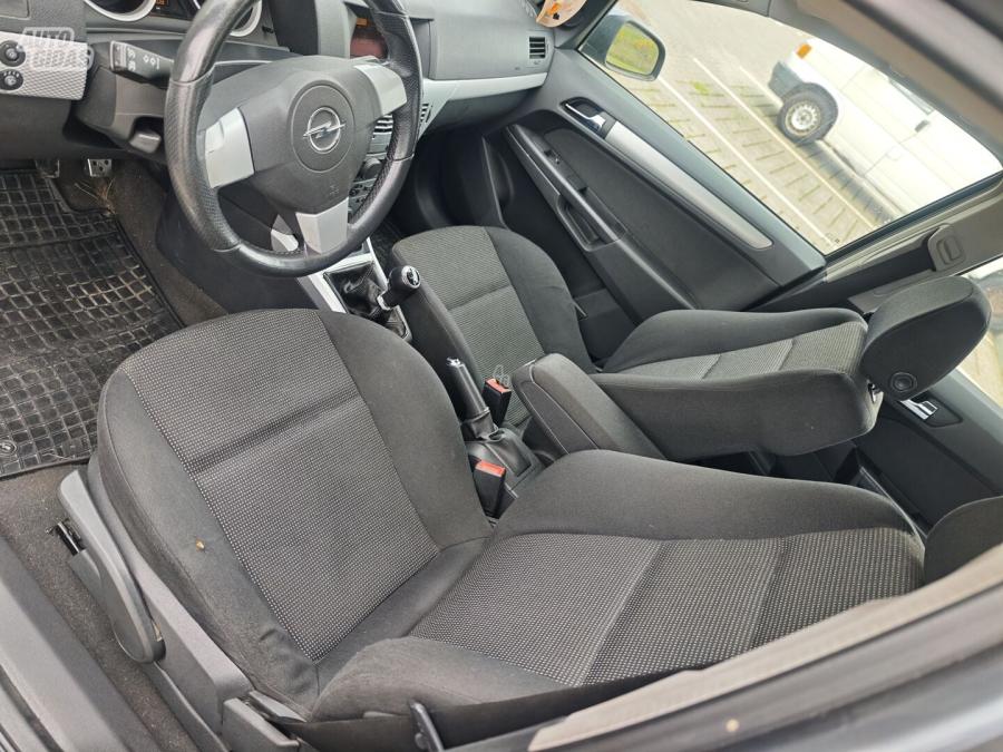 Opel Astra 2006 in Vilnius, with an engine capacity of 1.90 L and mileage of 334 thousand km for 990 €, photo 11 on AUTOMOTO.COM.LV