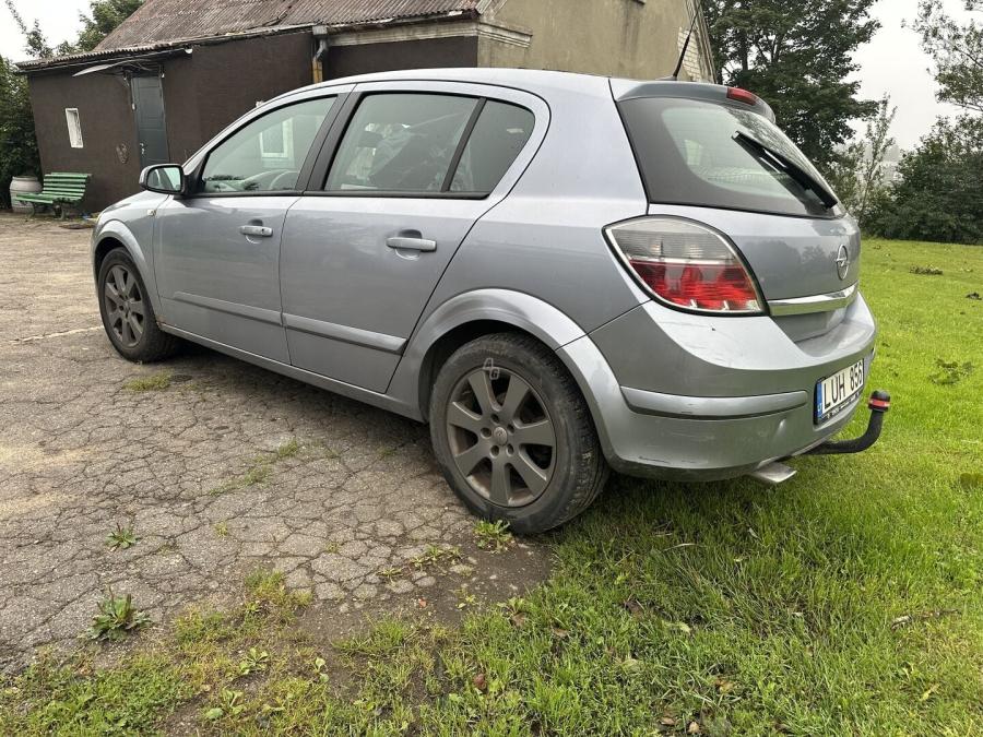 Opel Astra 2007 in Vilnius, with an engine capacity of 1.60 L and mileage of 250 thousand km for 700 €, photo 8 on AUTOMOTO.COM.LV