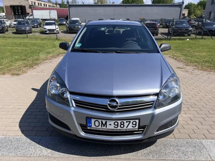 Opel Astra 2009 in Riga, with an engine capacity of 1.60 L and mileage of 215 thousand km for 3550 €, photo 3 on AUTOMOTO.COM.LV