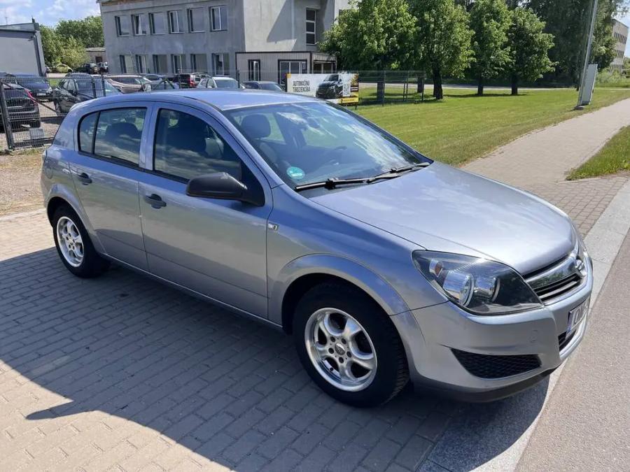 Opel Astra 2009 in Riga, with an engine capacity of 1.60 L and mileage of 215 thousand km for 3550 €, photo 4 on AUTOMOTO.COM.LV