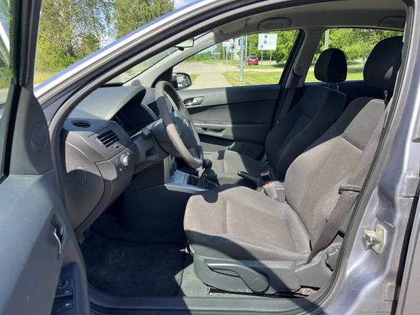 Opel Astra 2009 in Riga, with an engine capacity of 1.60 L and mileage of 215 thousand km for 3550 €, photo 8 on AUTOMOTO.COM.LV