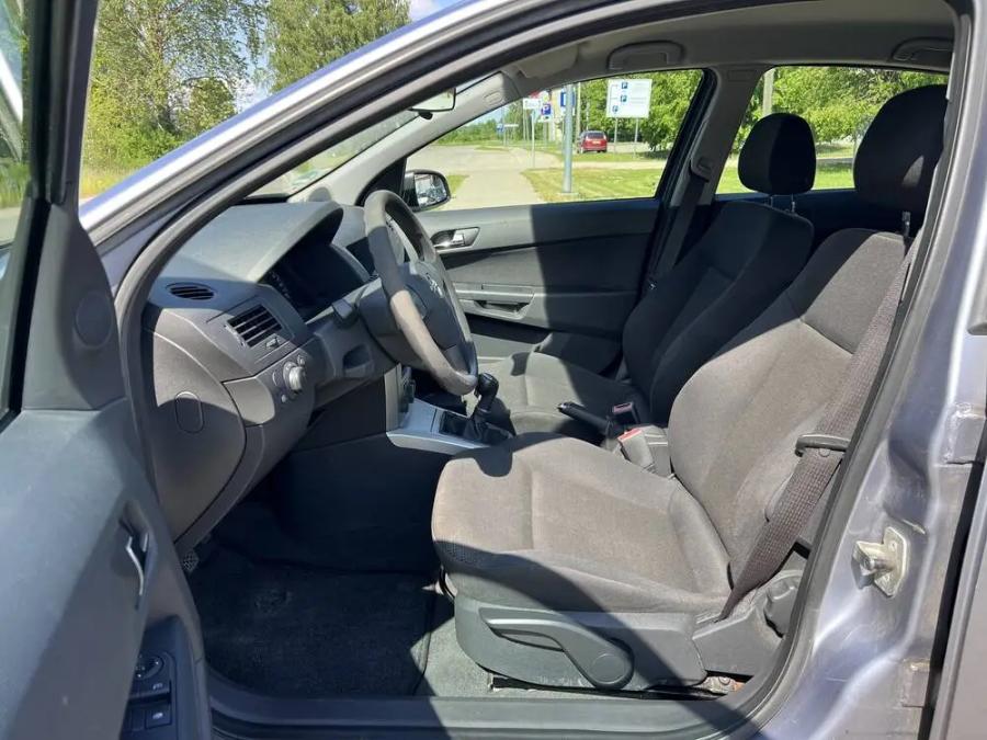 Opel Astra 2009 in Riga, with an engine capacity of 1.60 L and mileage of 215 thousand km for 3550 €, photo 9 on AUTOMOTO.COM.LV