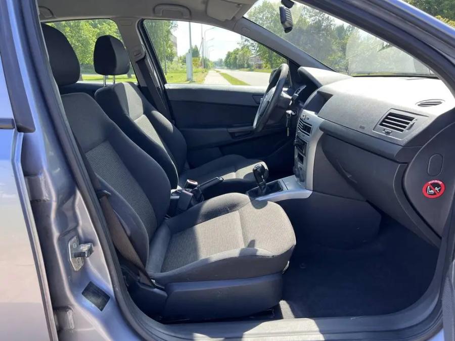 Opel Astra 2009 in Riga, with an engine capacity of 1.60 L and mileage of 215 thousand km for 3550 €, photo 13 on AUTOMOTO.COM.LV