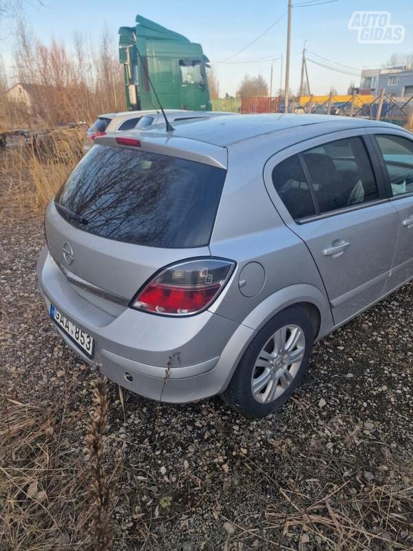 Opel Astra 2009 in Panevezys, with an engine capacity of 1.60 L and mileage of 210 thousand km for 450 €, photo 3 on AUTOMOTO.COM.LV