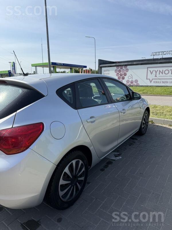 Opel Astra 2010 Rīga, ar dzinēja tilpumu 1.70 L un nobraukumu 245 tūkst. km par 3500 €, foto 3 vietnē AUTOMOTO.COM.LV