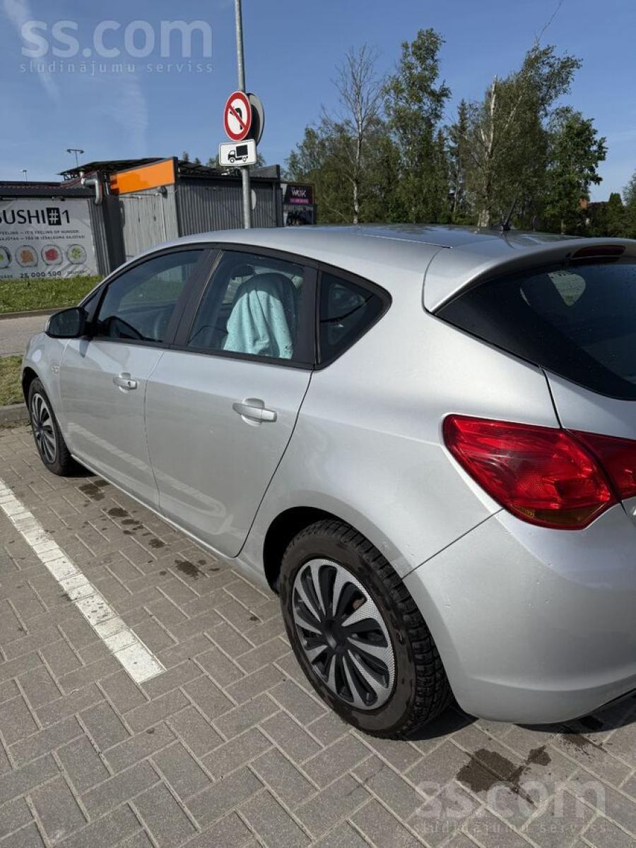 Opel Astra 2010 Rīga, ar dzinēja tilpumu 1.70 L un nobraukumu 245 tūkst. km par 3500 €, foto 5 vietnē AUTOMOTO.COM.LV