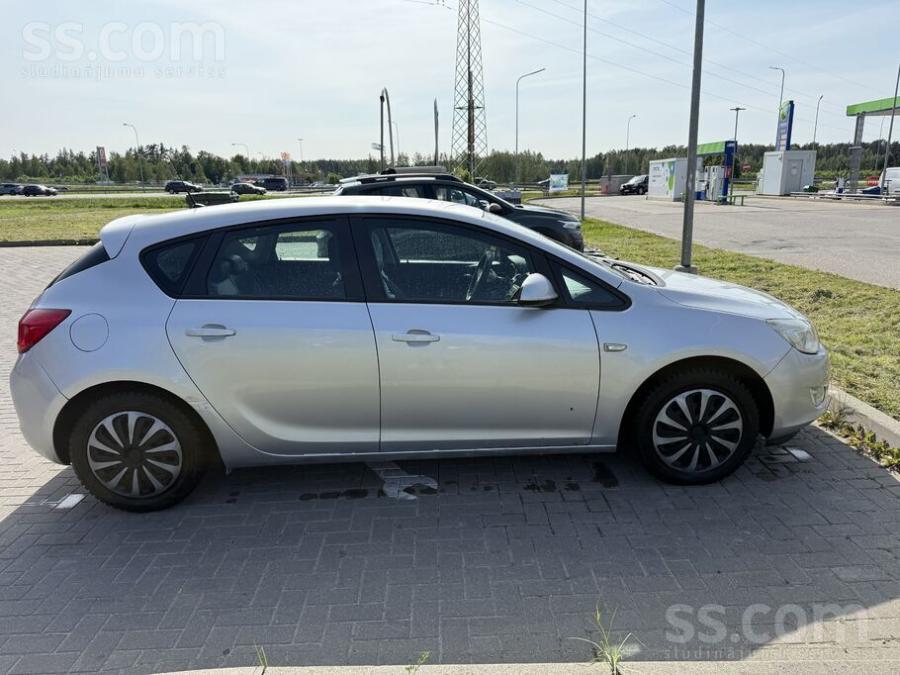 Opel Astra 2010 Rīga, ar dzinēja tilpumu 1.70 L un nobraukumu 245 tūkst. km par 3500 €, foto 6 vietnē AUTOMOTO.COM.LV